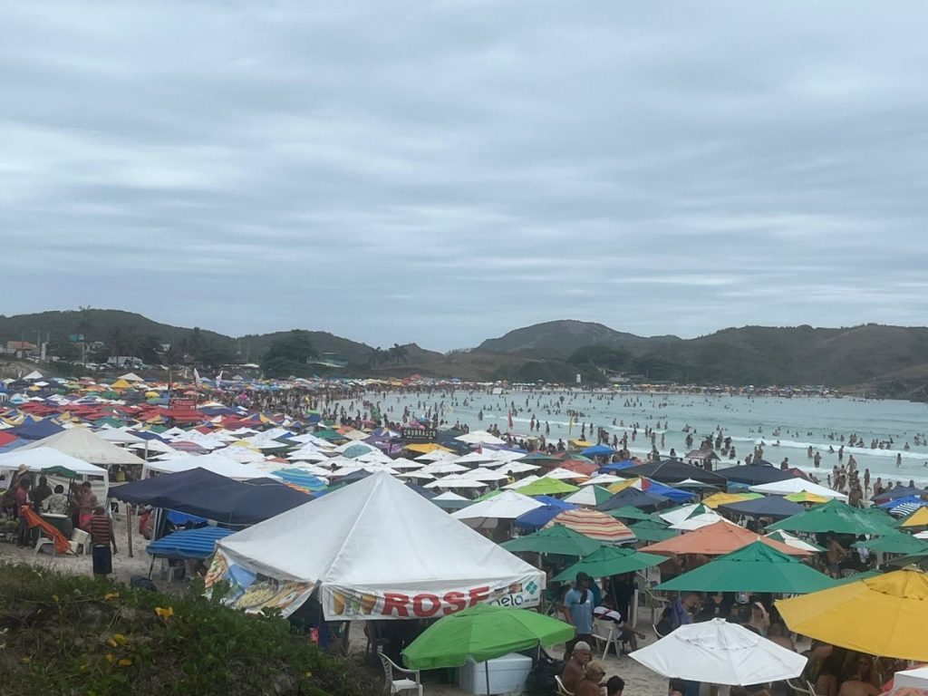 Praia do Forte, em Cabo Frio, está lotada: "não cabe mais gente" — RC24H