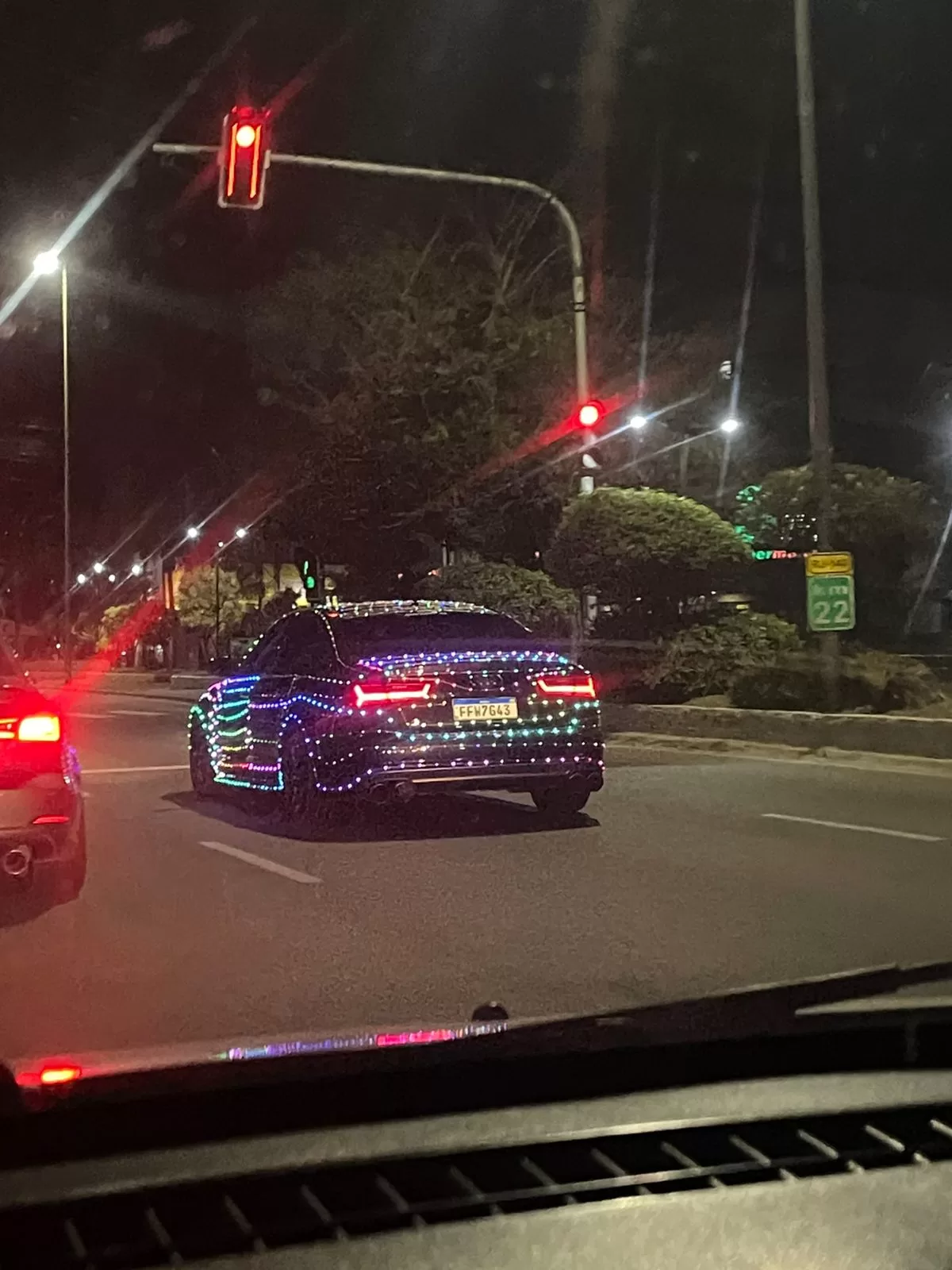 Carro iluminado espalha clima natalino pela Região dos Lagos — RC24H